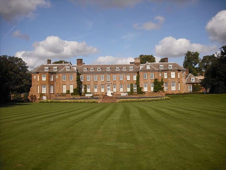 Upton House and Shenington Airfield in Wartime Warwickshire